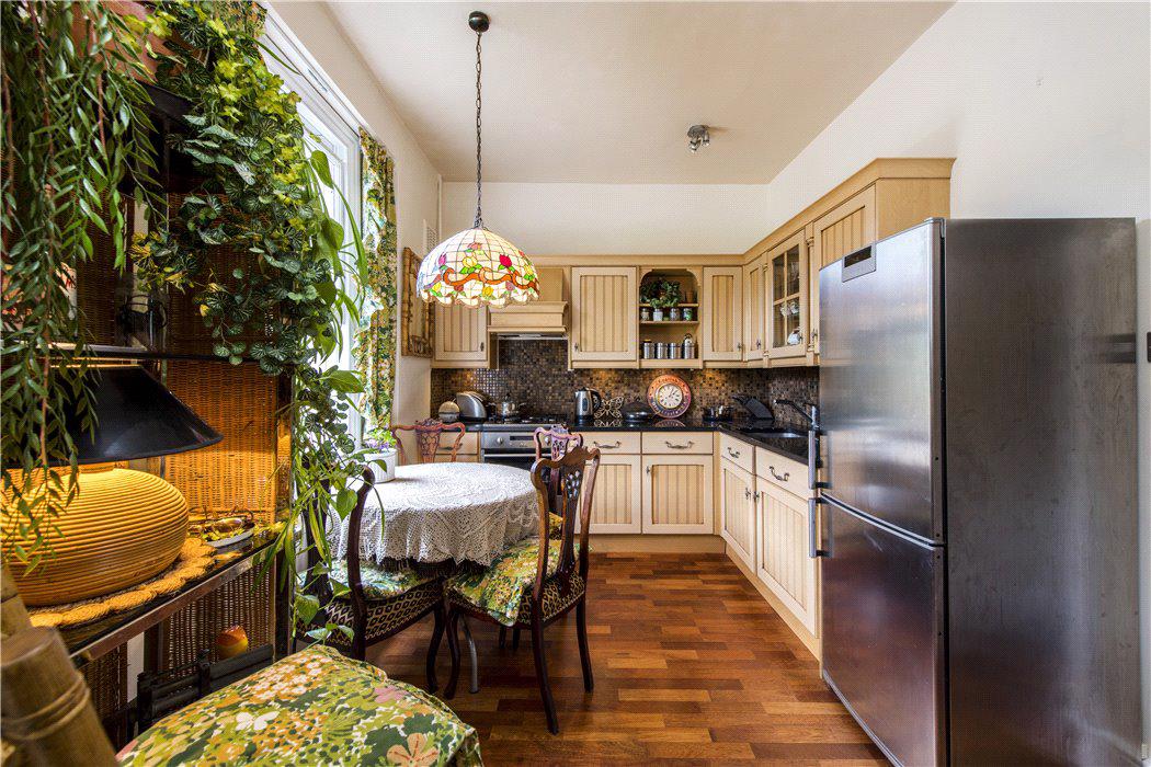 2 Bedroom Apartment Let in London, W9